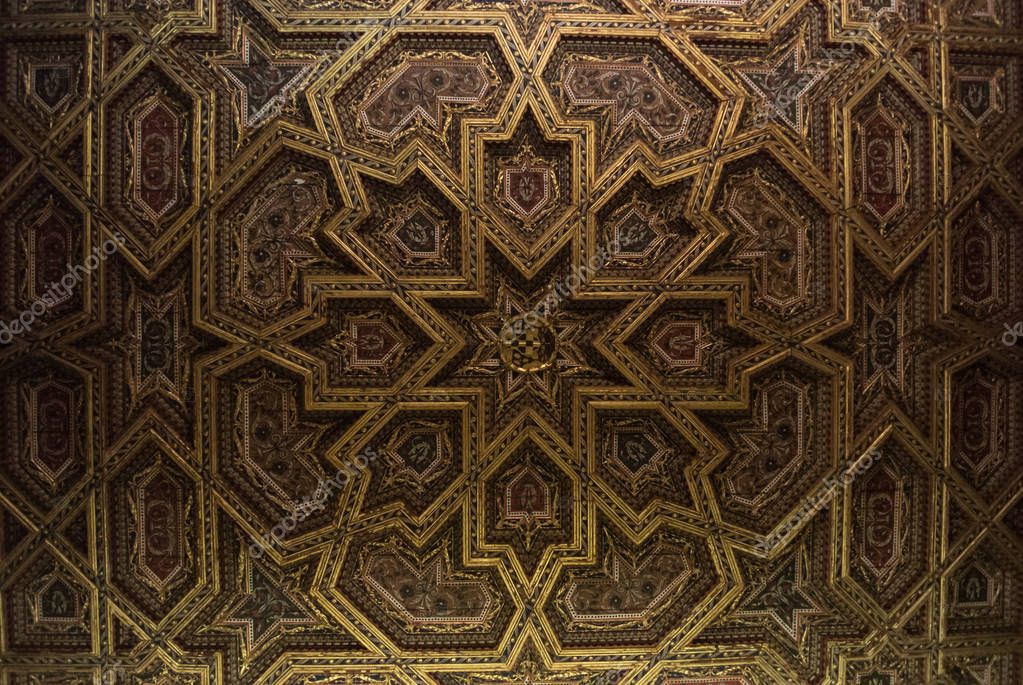 TOLEDO, ESPAÑA - 8 DE FEBRERO DE 2017: Un techo de la Catedral Primada ...