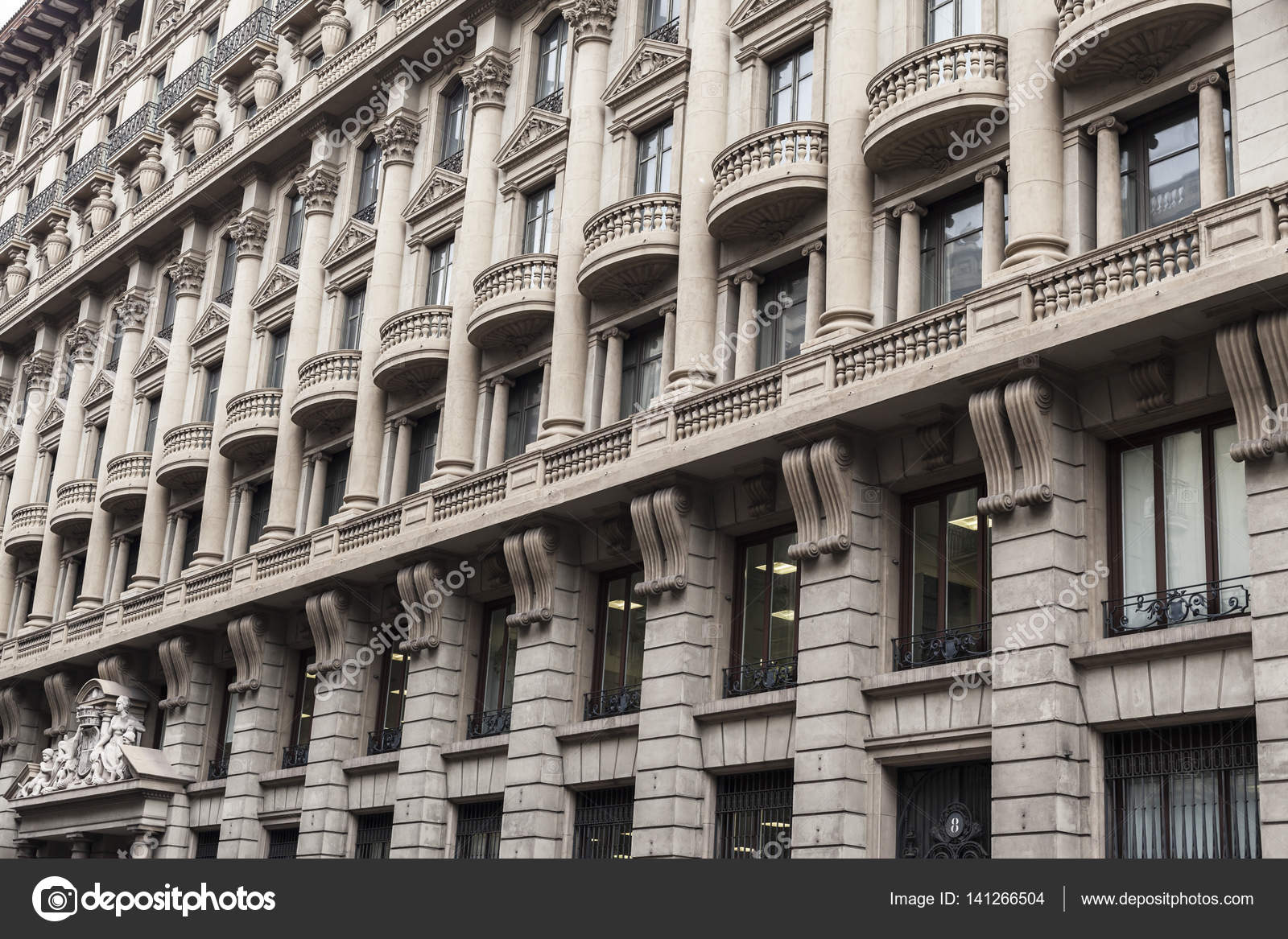 Architecture, style classique, façade bâtiment monumental situé dans la ...