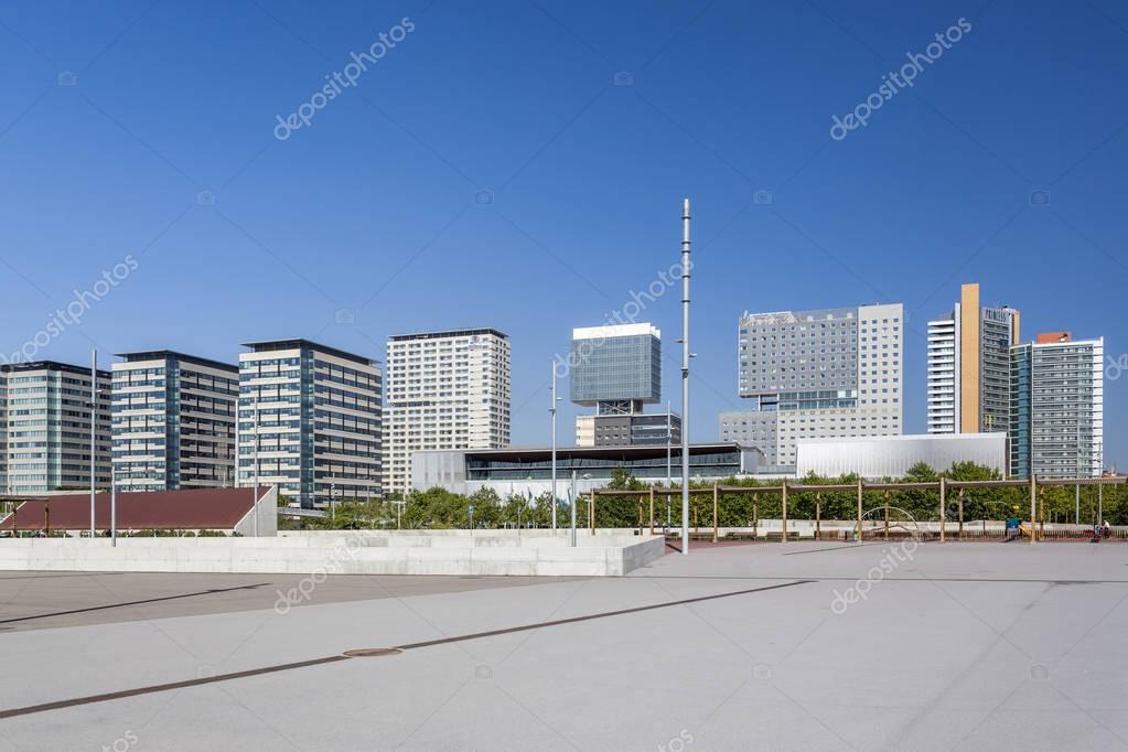 Edificios de arquitectura moderna en Diagonal mar district, Forum zone ...