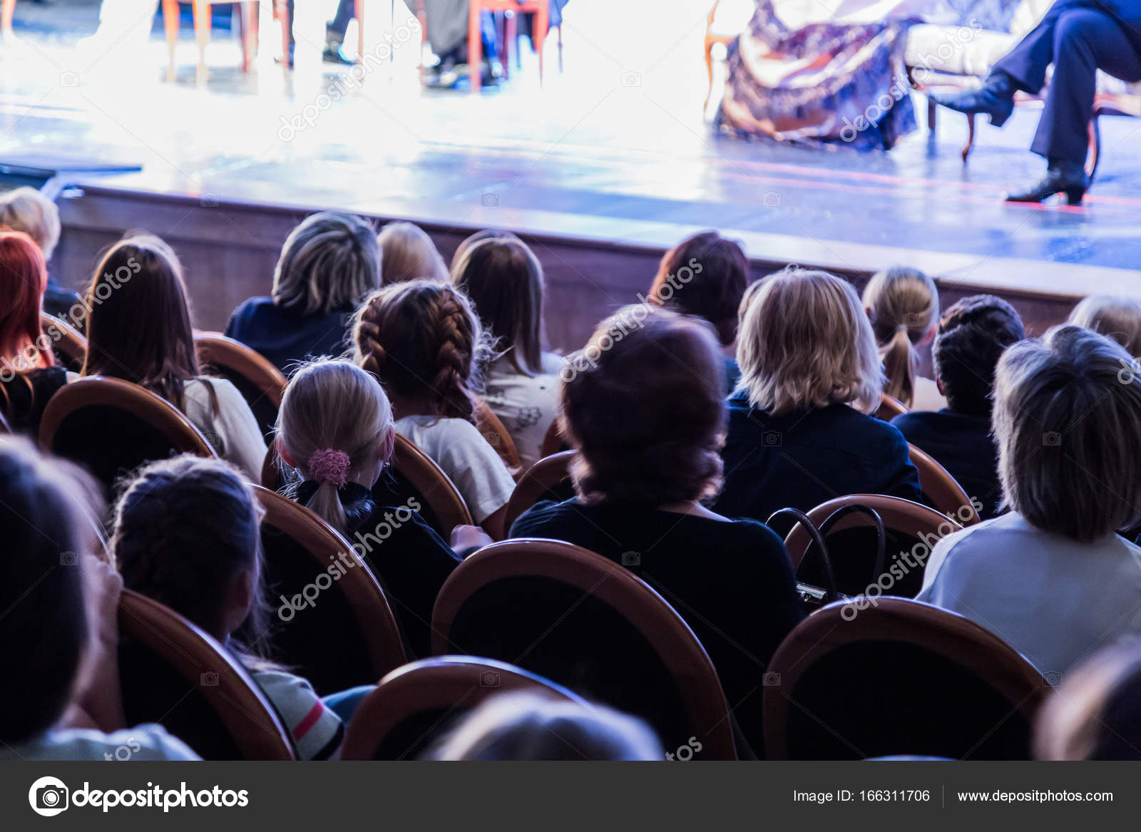 Le public au théâtre regardant une pièce. Le public dans la salle ...