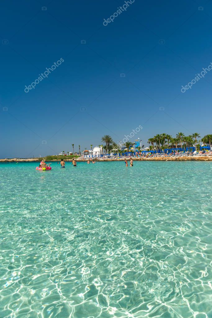 CHIPRE, PLAYA NISSI - 12 DE MAYO DE 2018: Los turistas se relajan y ...