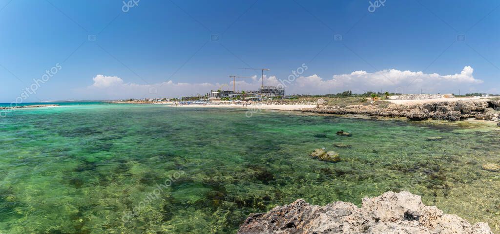 CHIPRE, AYIA PLAYA DE TEKLA - 12 DE MAYO DE 2018: Los turistas se ...