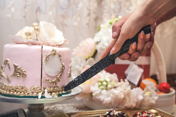 Mãos cortar o bolo Stock Photos, Royalty Free Mãos cortar o bolo Images ...