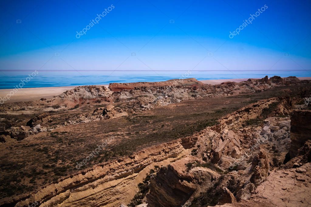 Vista panorámica al mar de Aral desde el borde de Plateau Ustyurt cerca ...