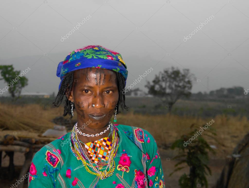 Retrato de la mujer tatuada de la tribu Mbororo aka Wodaabe Poli ...