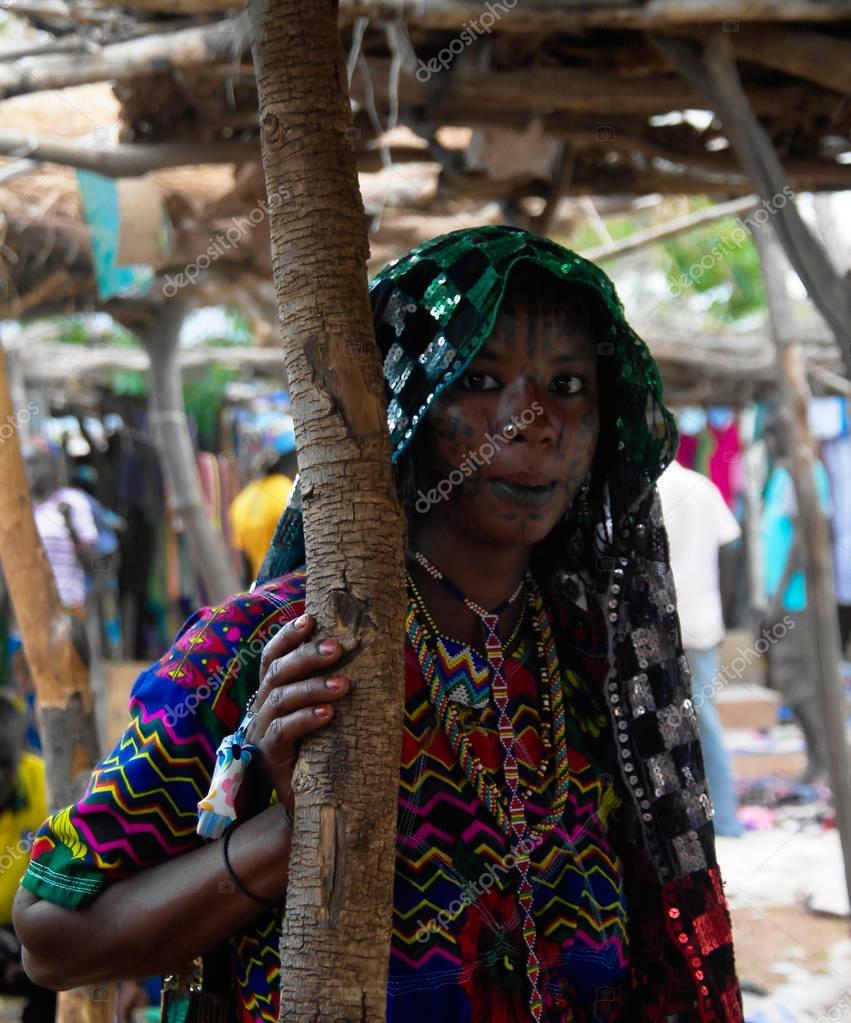 Retrato de la mujer tatuada de la tribu Mbororo aka Wodaabe Poli, Camer ...