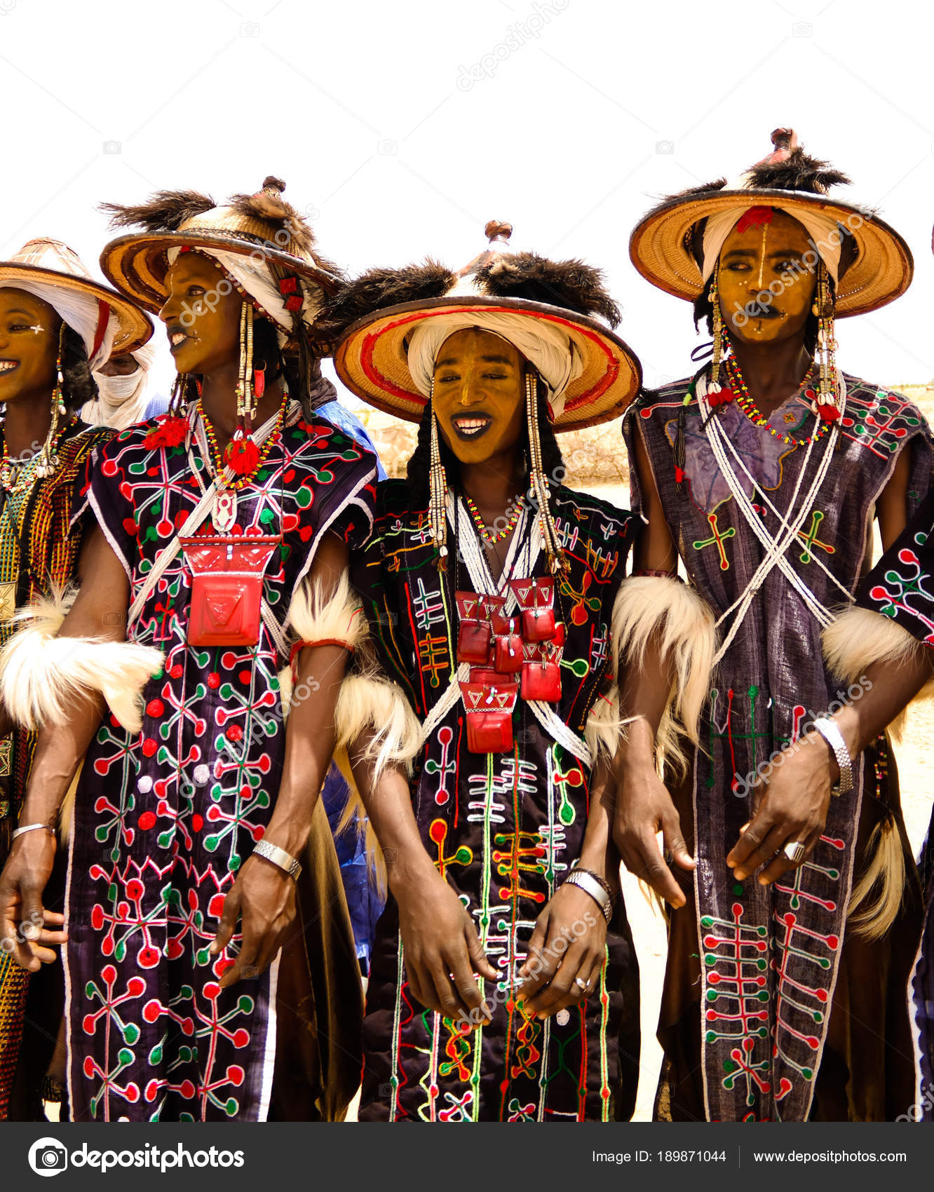 Men dancing Yaake dance and sing at Guerewol festival in InGall village ...