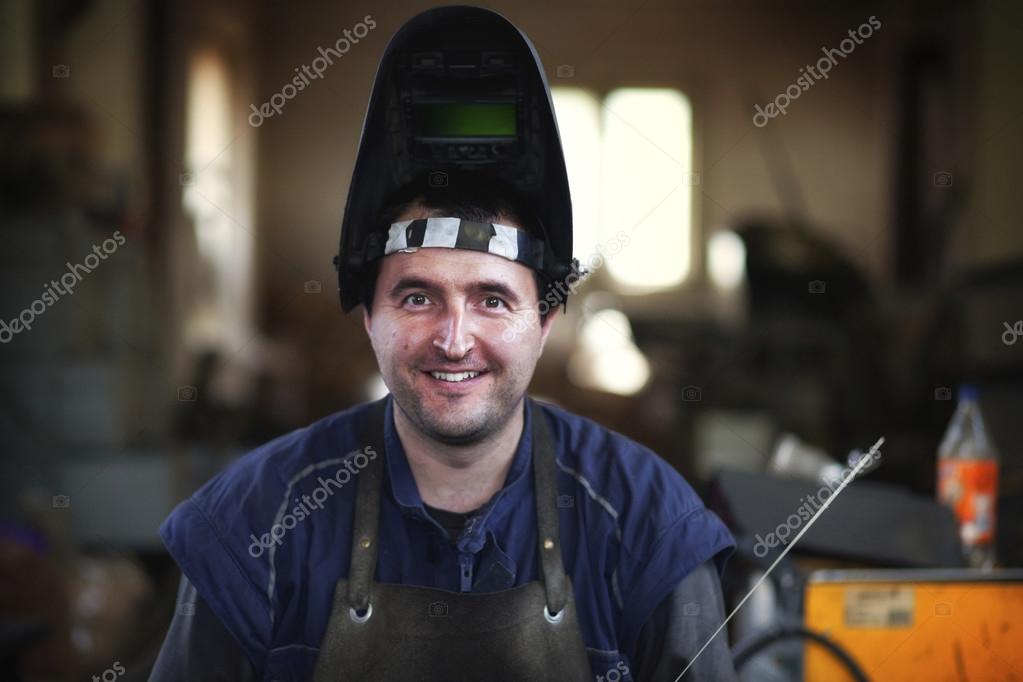 soldador usando equipo de soldadura de acetileno 2024