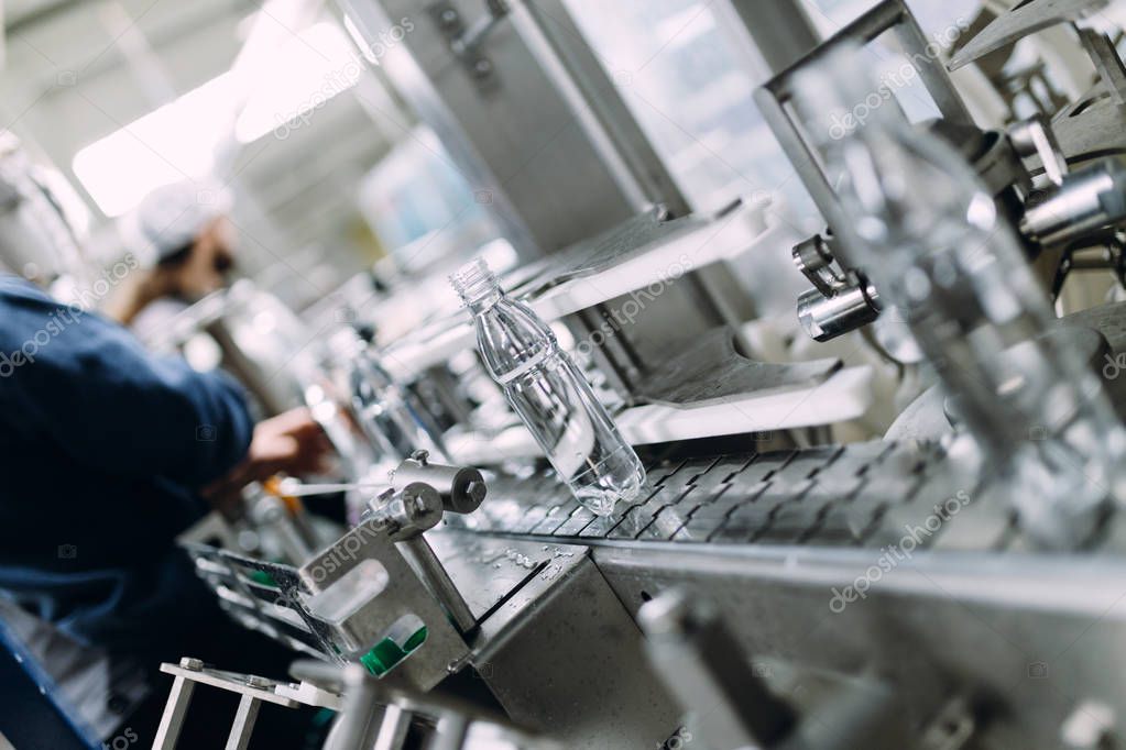 L nea de f brica rob tica embotellando agua en botellas 2024