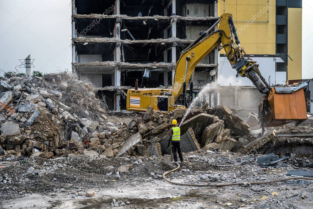 Edificio Casa destrucción Sitio de demolición Excavadora con ...