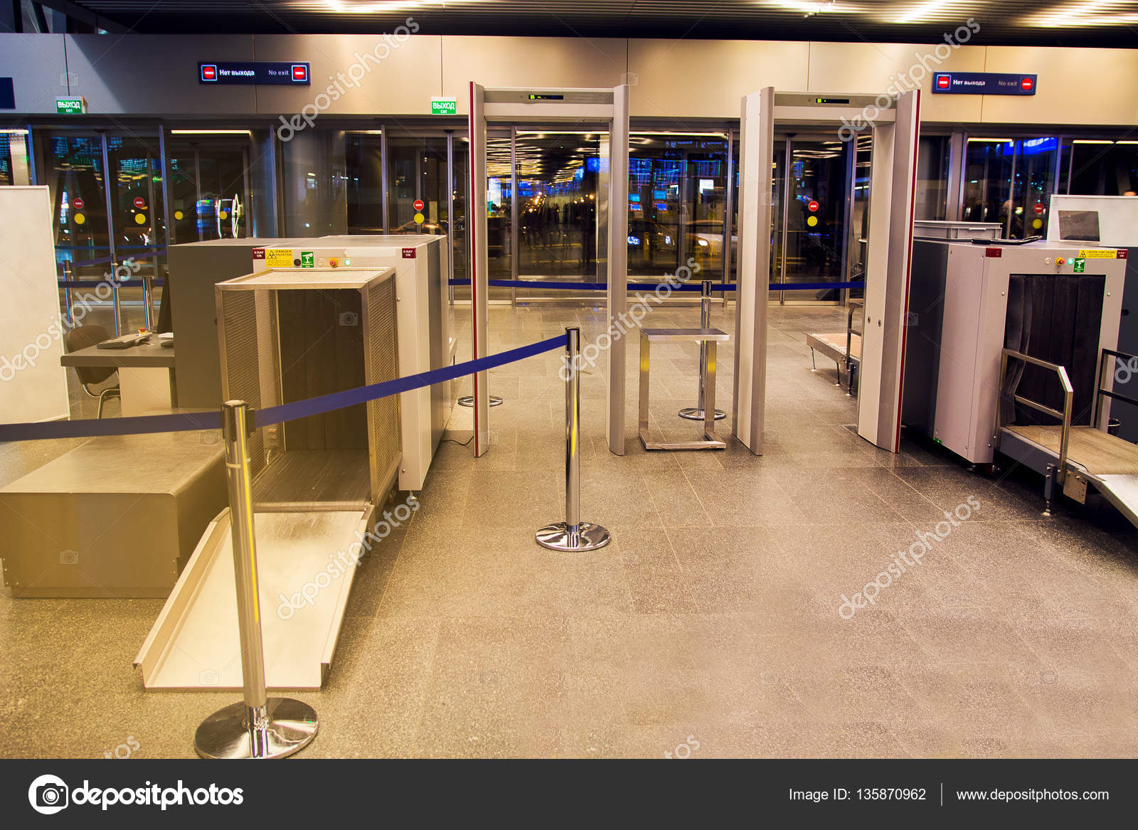 Airport security. Checkpoint. Passenger. — Stock Photo © DzmitRock87 ...