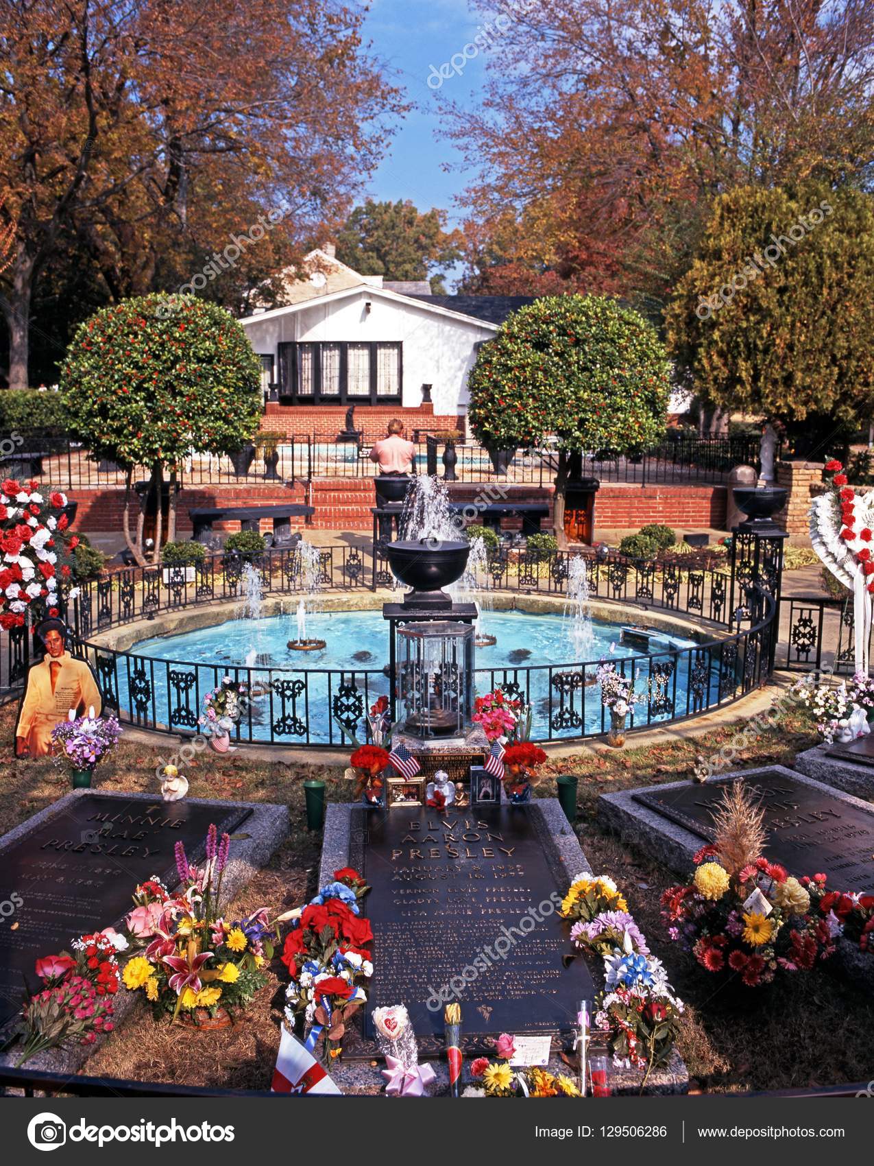 Elvis Presleys grave in the remembrance garden at Graceland, the home ...