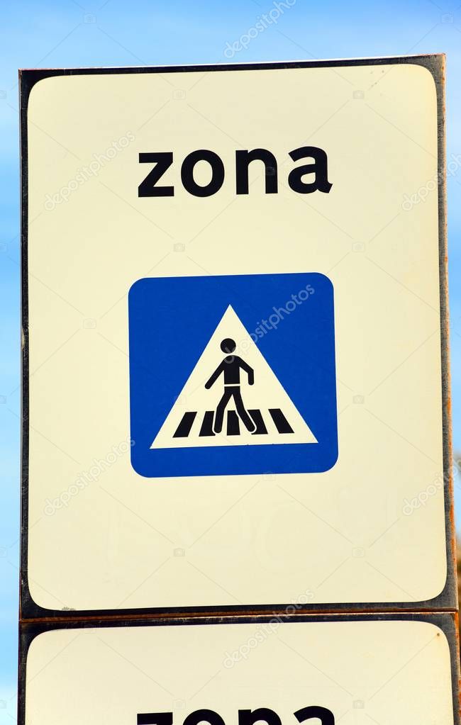 Señal de zona peatonal que muestra a una persona en un cruce de cebra ...