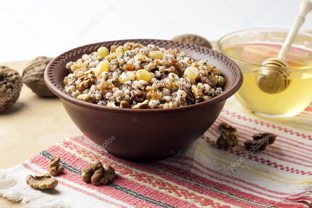 Kutia es un plato de grano ceremonial con salsa dulce tradicionalmente ...