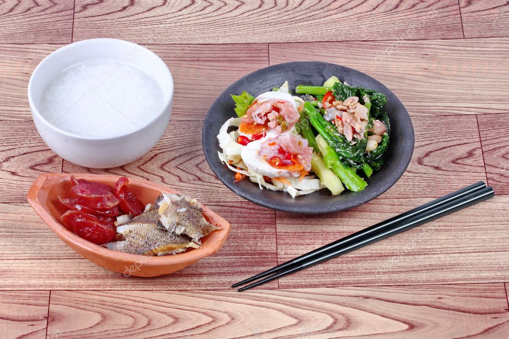 Hecho en casa, Gachas de arroz y guarnición como triturado de pescado ...