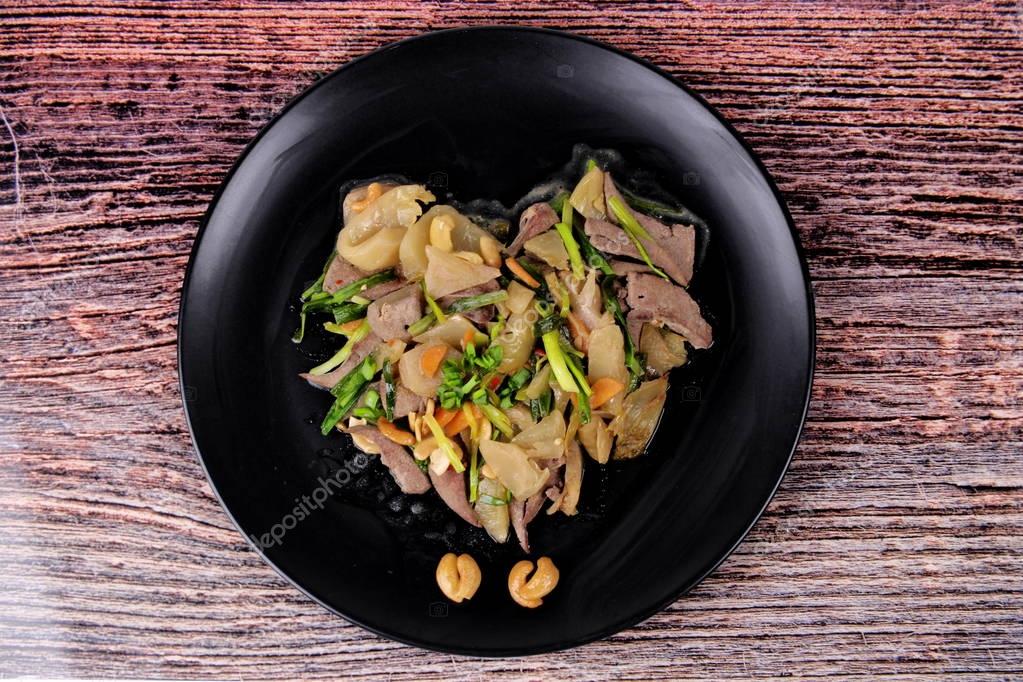 Lechuga picante frita de pepinillo con hígado de cerdo 2022