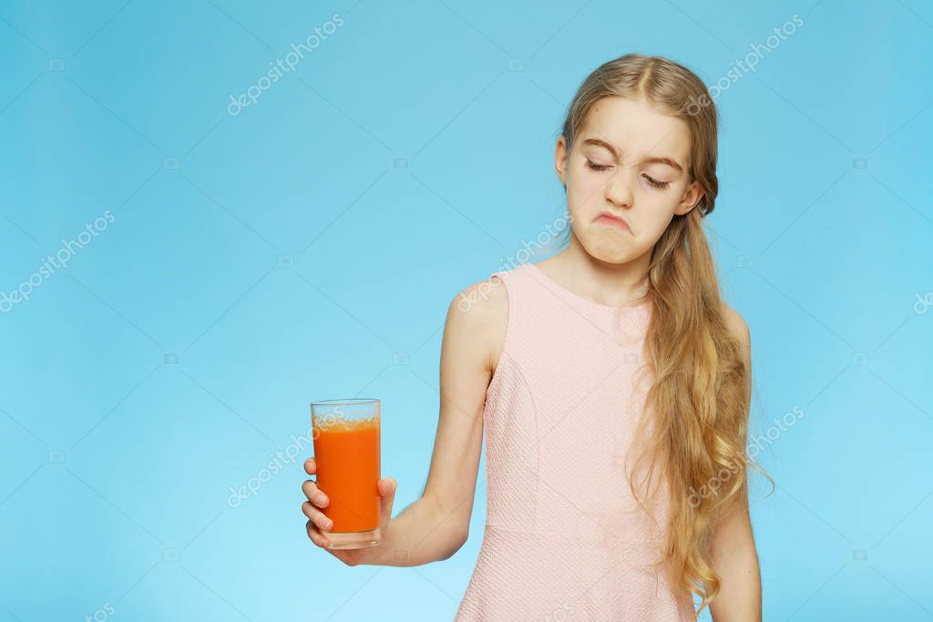 El concepto es insípido. Las emociones de un niño. La chica está en ...