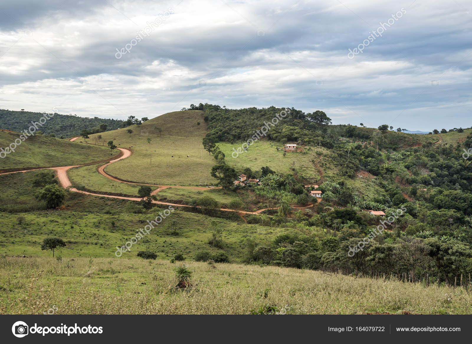 Paisaje típico de ranchos en el campo — Foto de stock © vitormarigo ...
