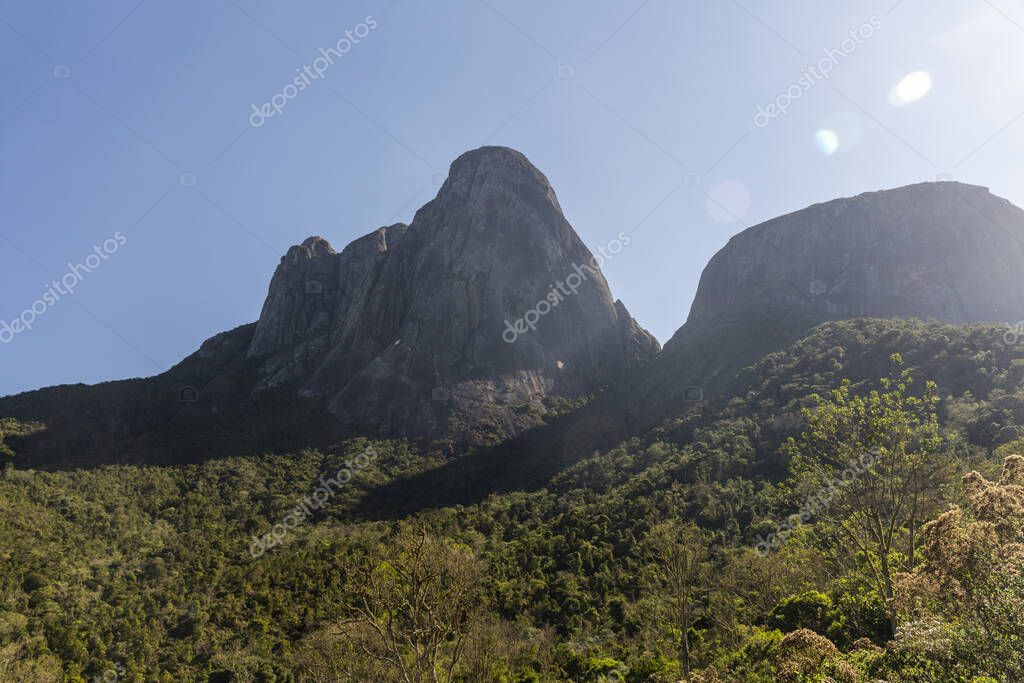 Hermosa vista a los picos rocosos de la montaña sobre la selva verde en ...
