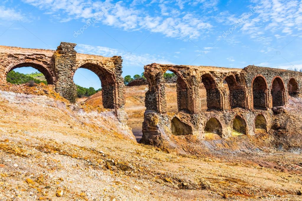 Puente viejo en la explotación antigua de la mina de cobre en la aldea ...