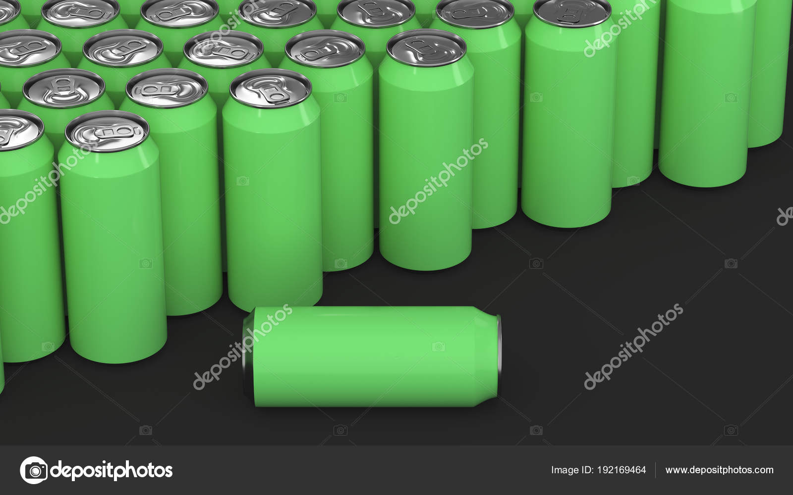 Grandes latas de refresco verde sobre fondo negro: fotografía de stock ...