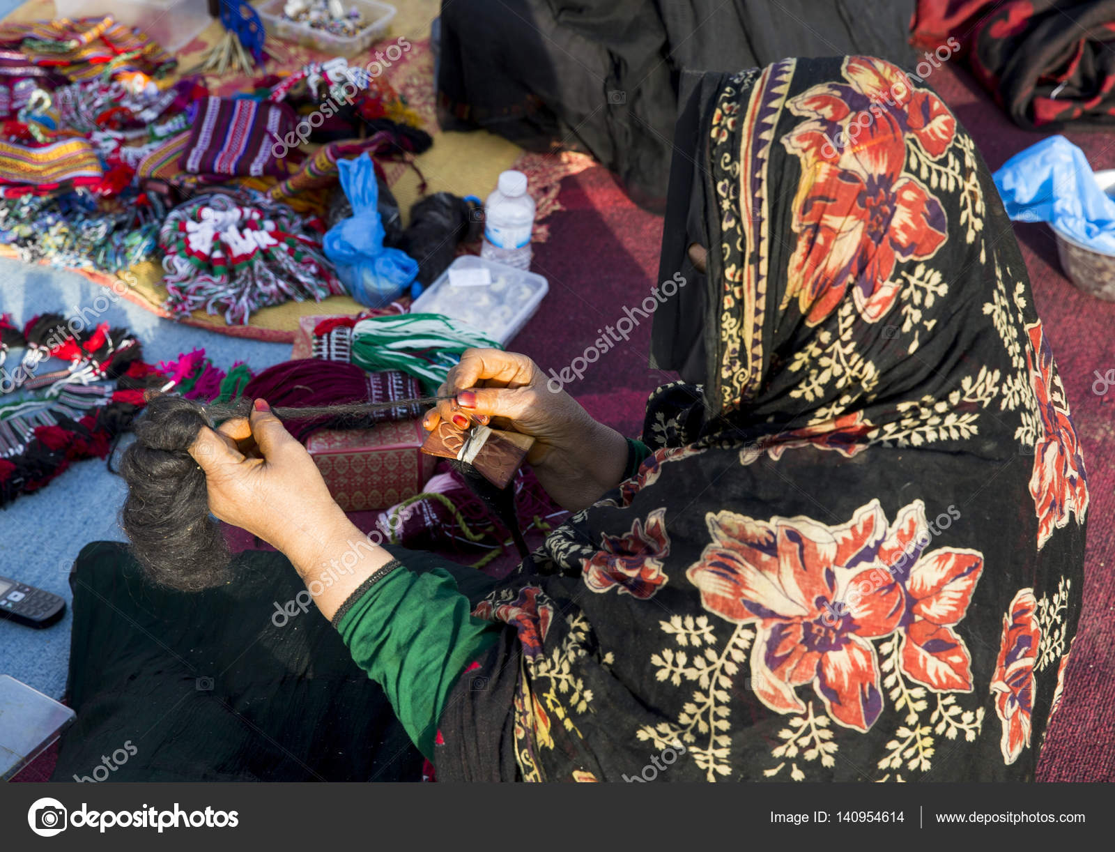 Omani lady making yarn – Stock Editorial Photo © katiekk #140954614