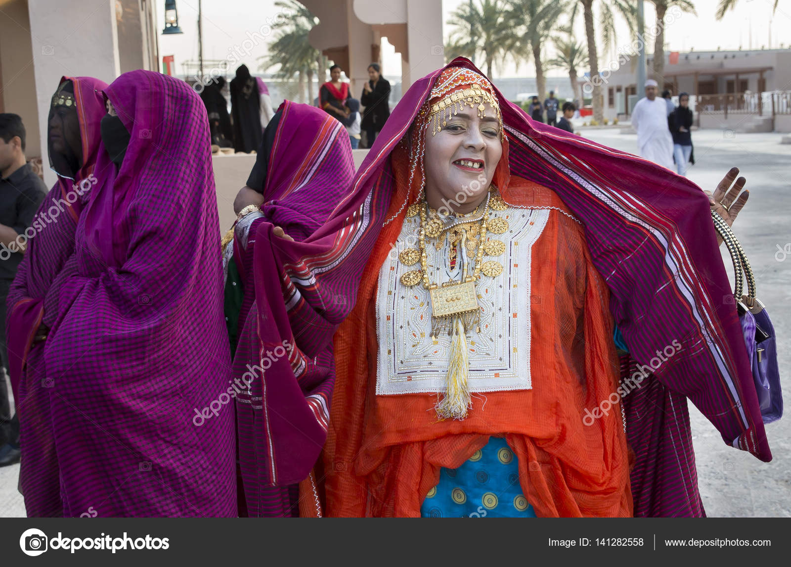 Omani woman dancing – Stock Editorial Photo © katiekk #141282558