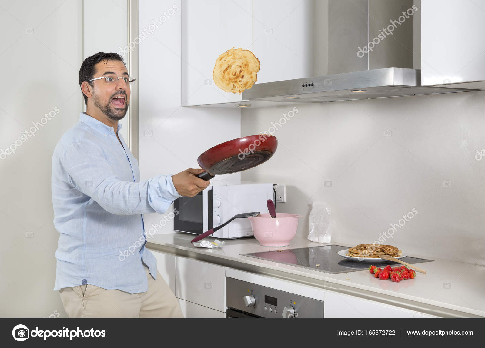 Man cooking pancakes — Stock Photo © katiekk #165372722