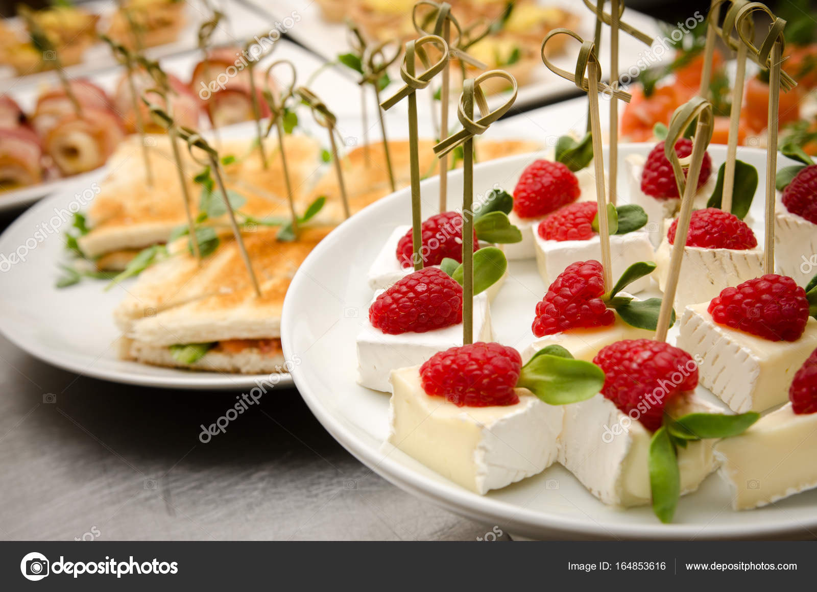 Catering Buffet-Tisch mit einem Brie-Käse-Spieße mit Himbeeren ...