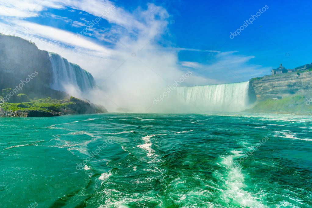 Agua corriendo sobre las Cataratas del Niágara 2022