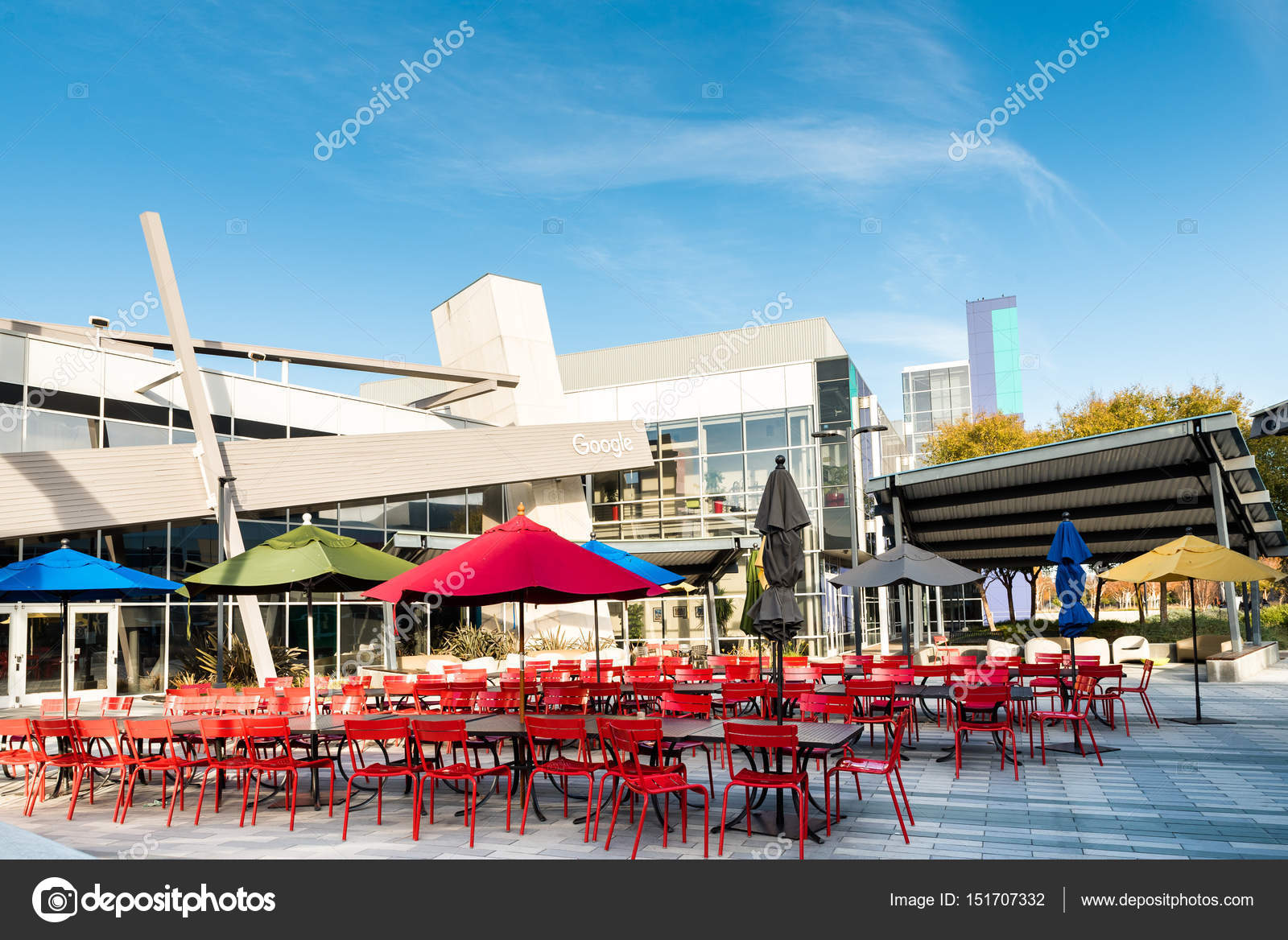 Open air dining area at Googleplex - Google Headquarters — Stock ...