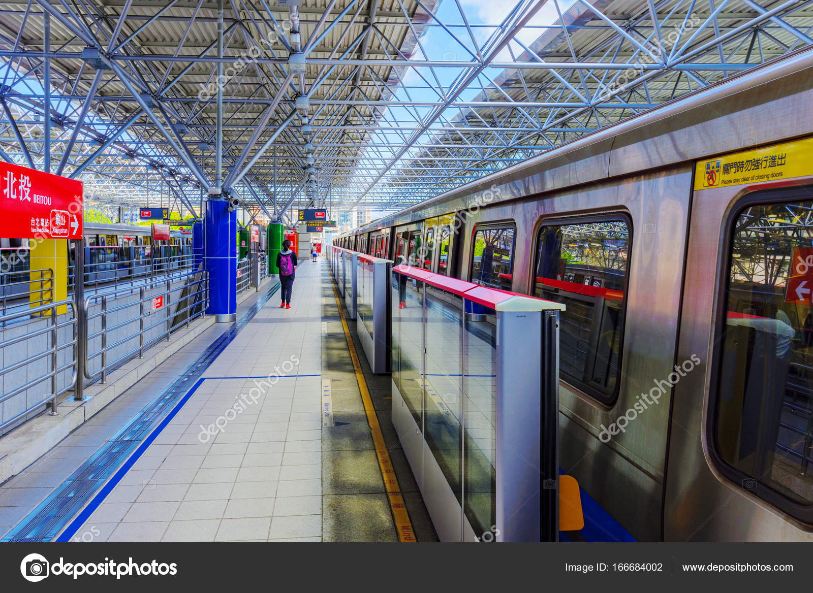 Beitou MRT station platform and train — Stock Editorial Photo ...