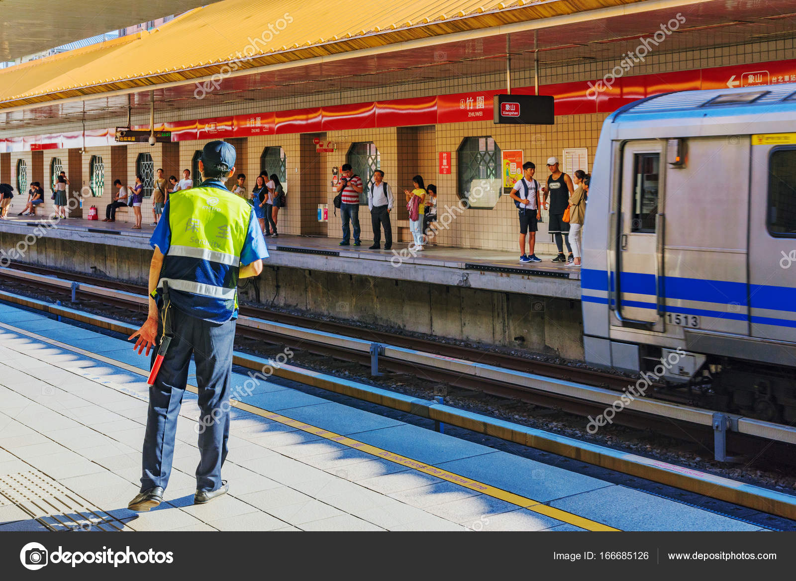 MRT station security officer – Stock Editorial Photo © asiastock #166685126
