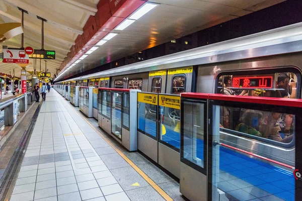 Beitou MRT station platform and train — Stock Editorial Photo ...