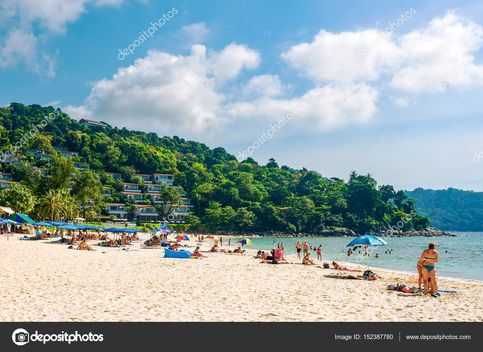 Turister på den Kata Noi-stranden - en av de bästa stränderna i Phuket, Thailand – Redaktionell ...