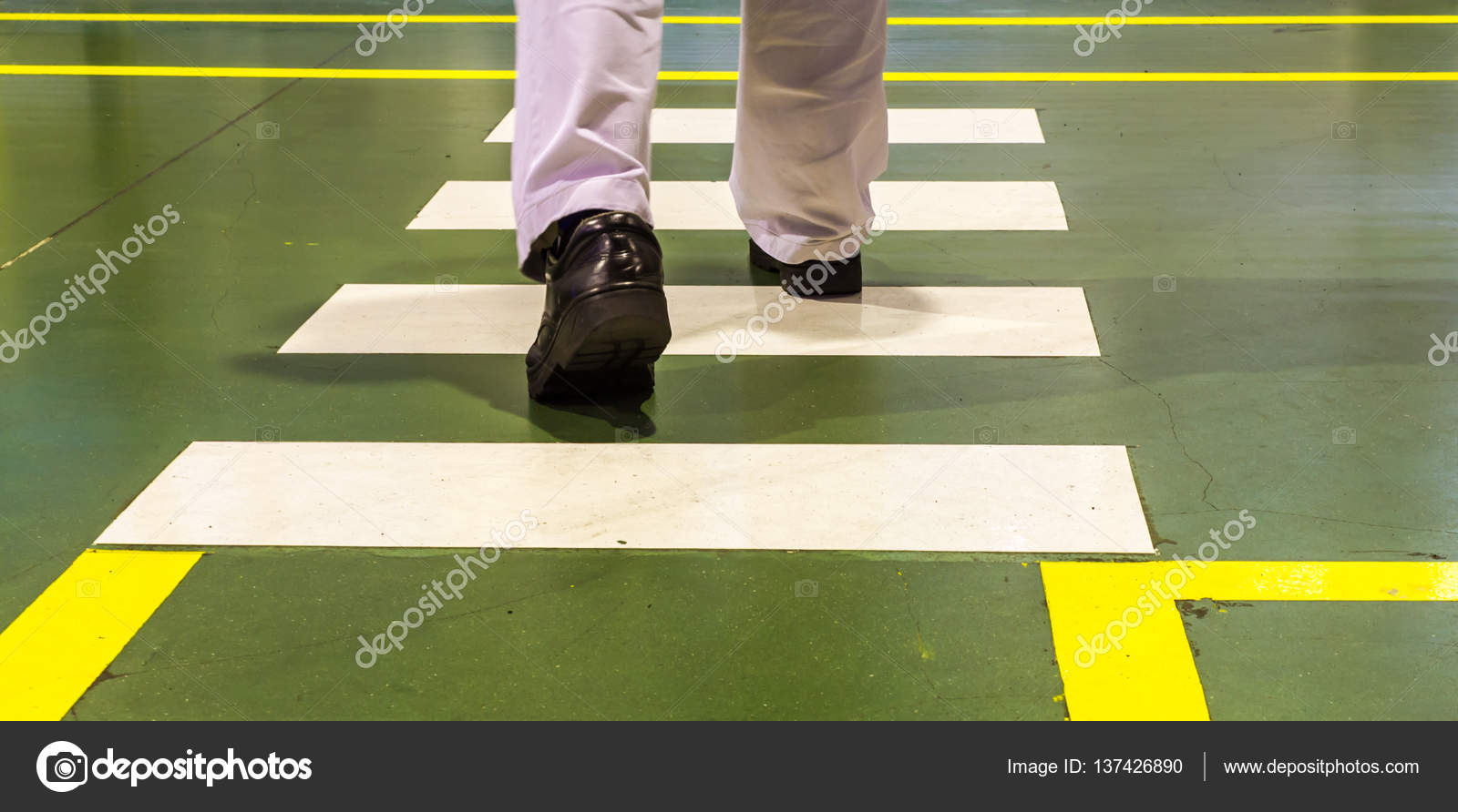 Cruce peatonal de cebra. antecedentes: fotografía de stock ...