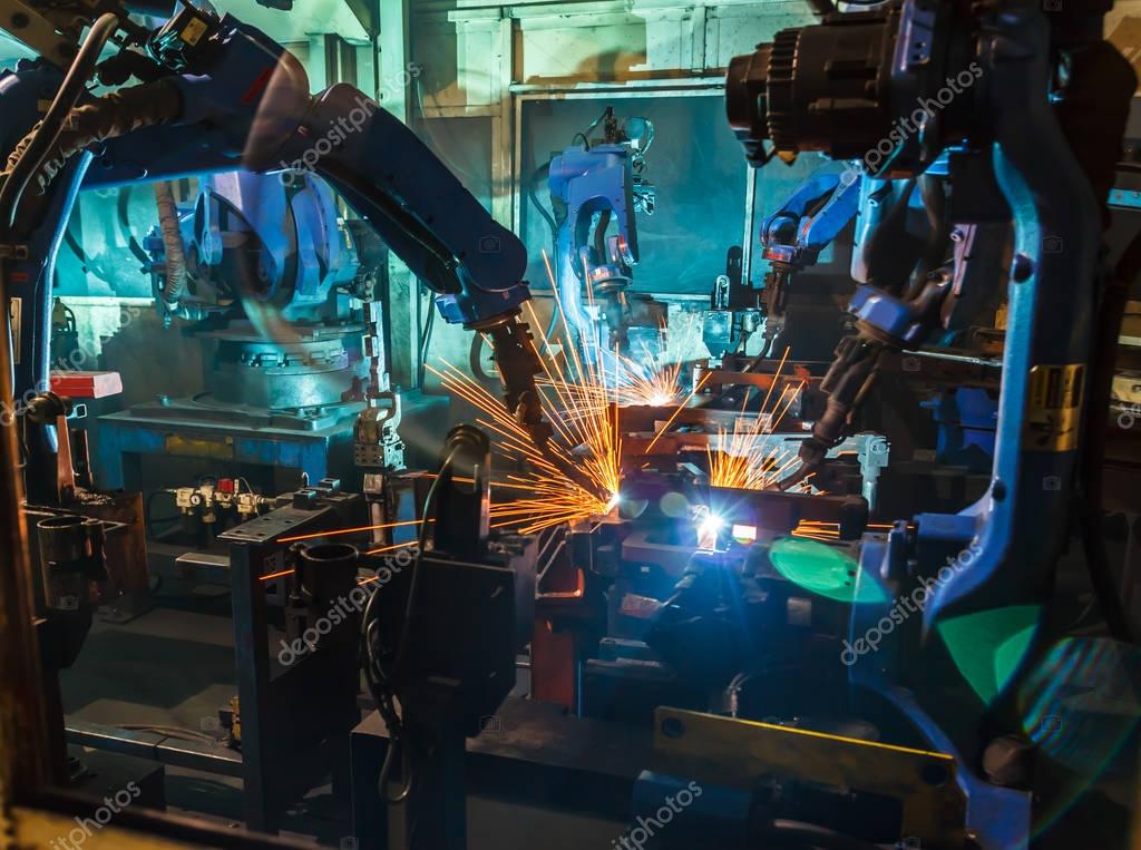 Máquina de robots de soldadura en una fábrica de automóviles 2024