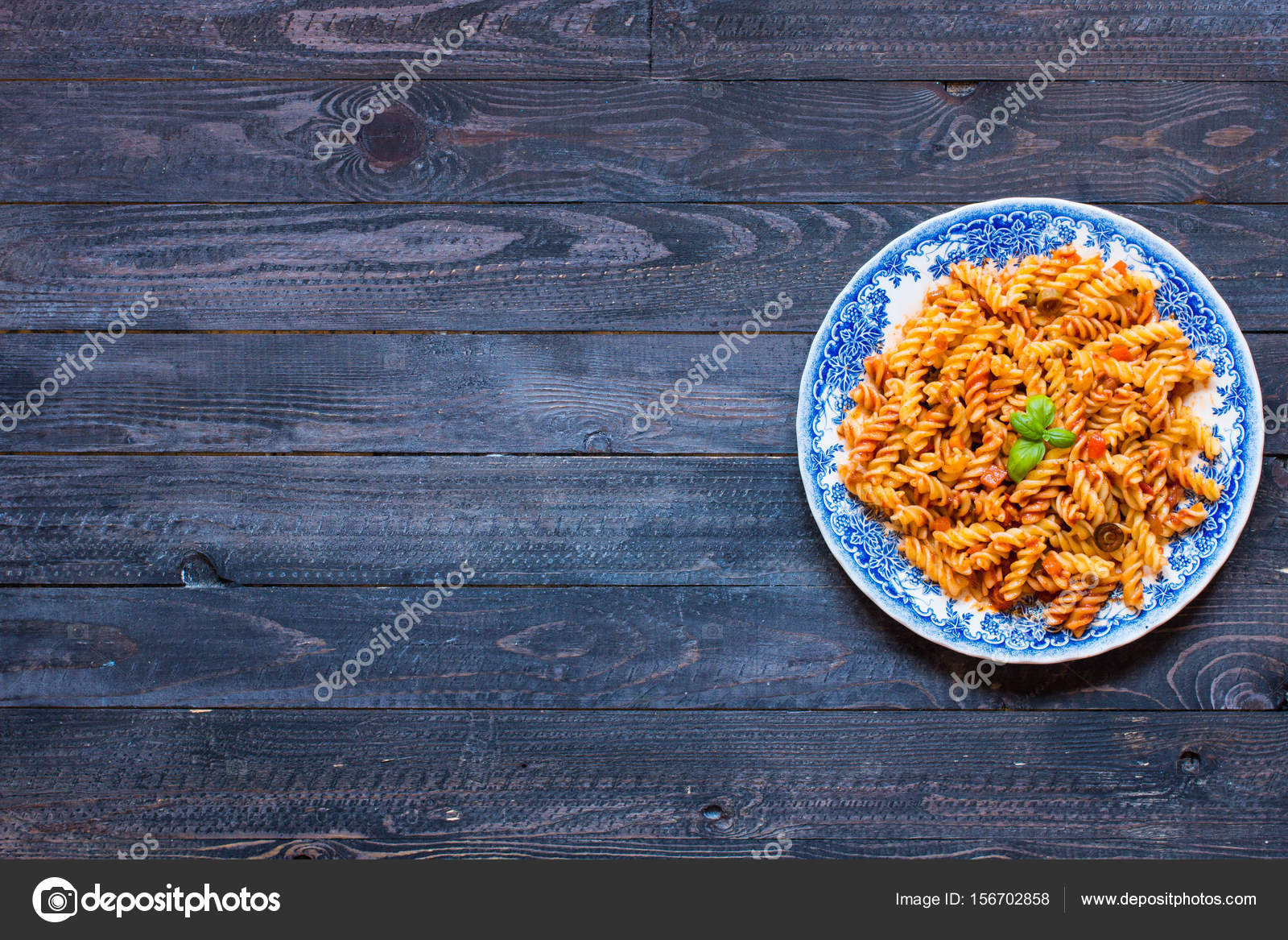 Fusilli pasta with tomato sauce, tomatoes, onion, garlic, dried — Stock ...