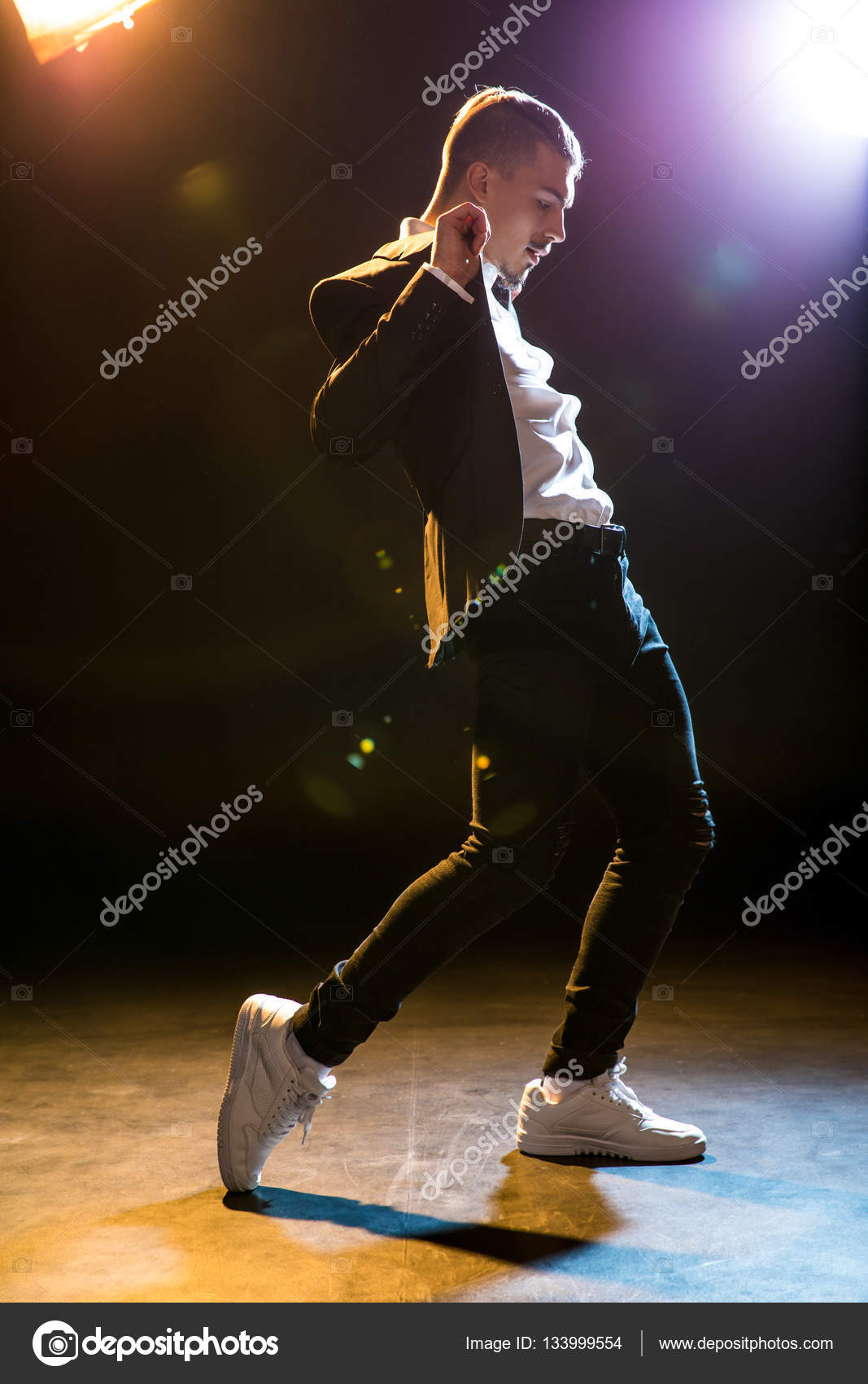 Stylish man dancing — Stock Photo © ArturVerkhovetskiy #133999554