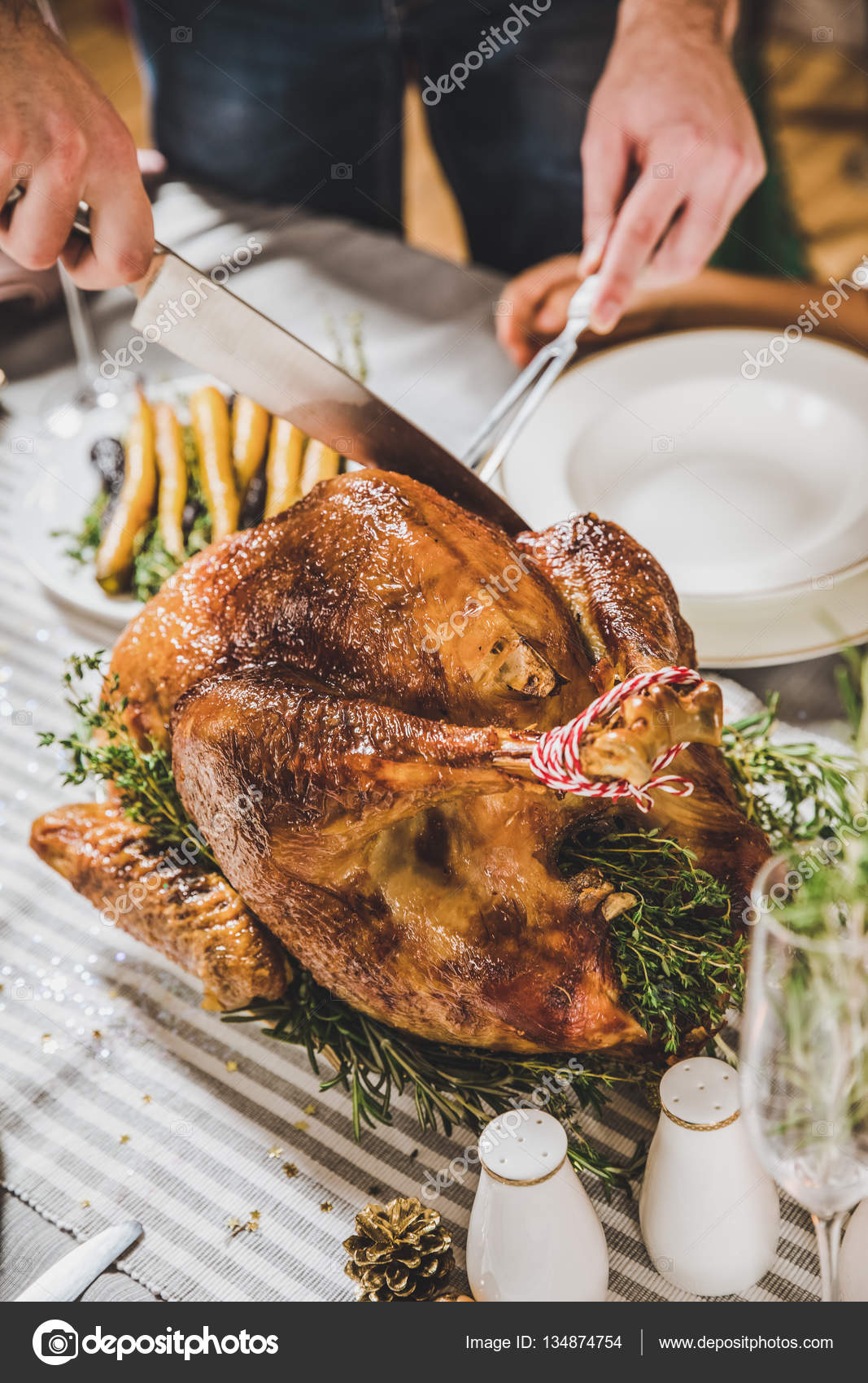 Man carving roasted turkey — Stock Photo © ArturVerkhovetskiy #134874754