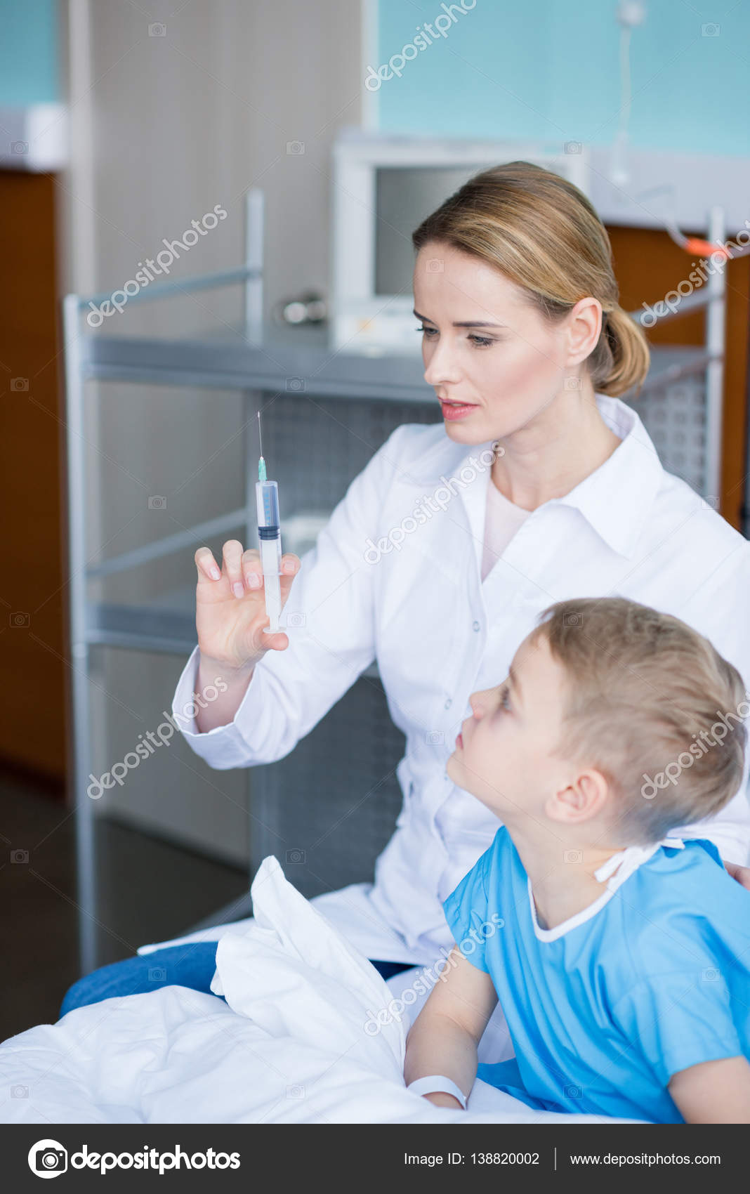 Doctor making injection — Free Stock Photo © ArturVerkhovetskiy #138820002