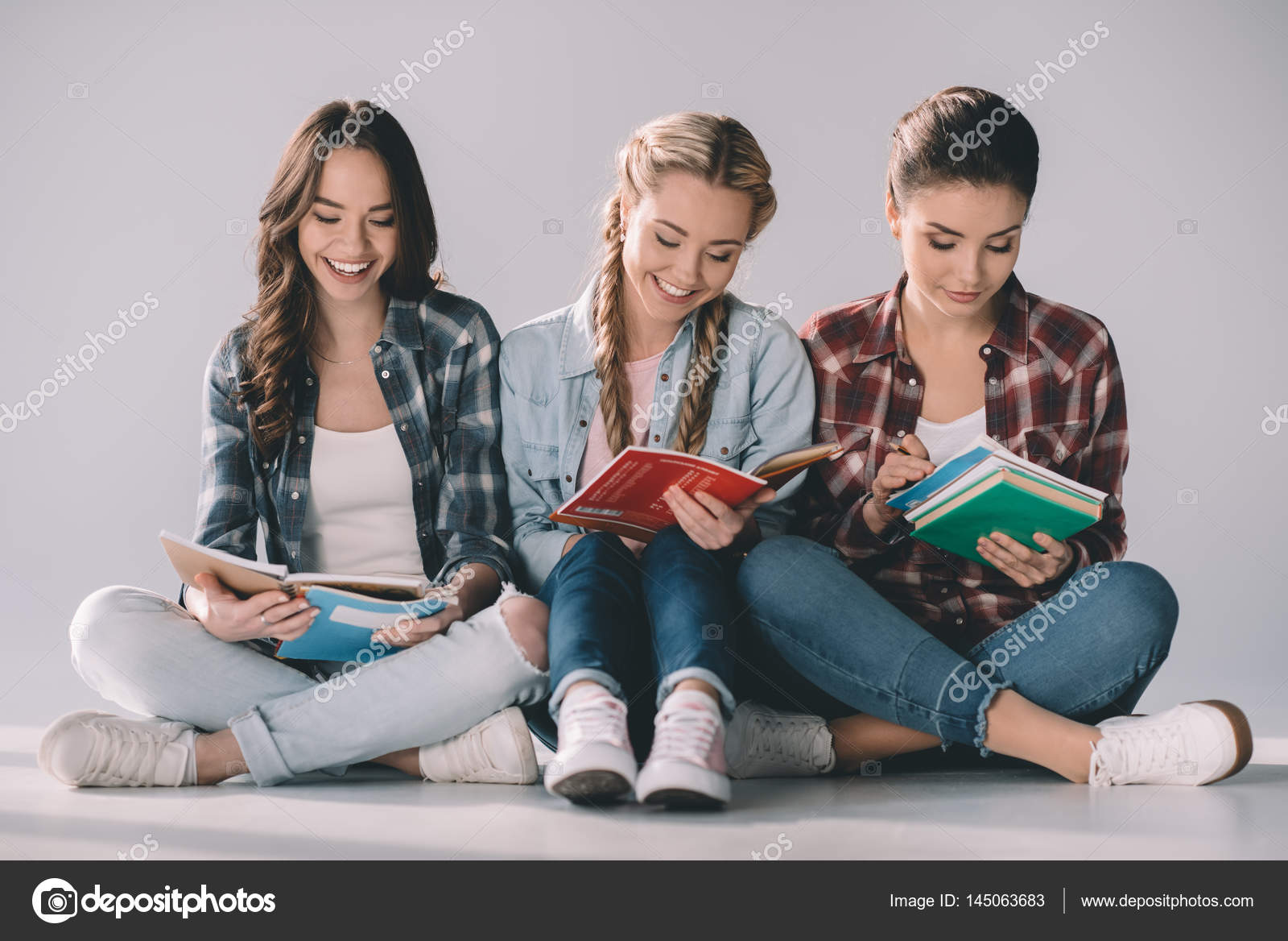 Young students studying together — Stock Photo © ArturVerkhovetskiy ... Young students studying together — Stock Photo © ArturVerkhovetskiy ...