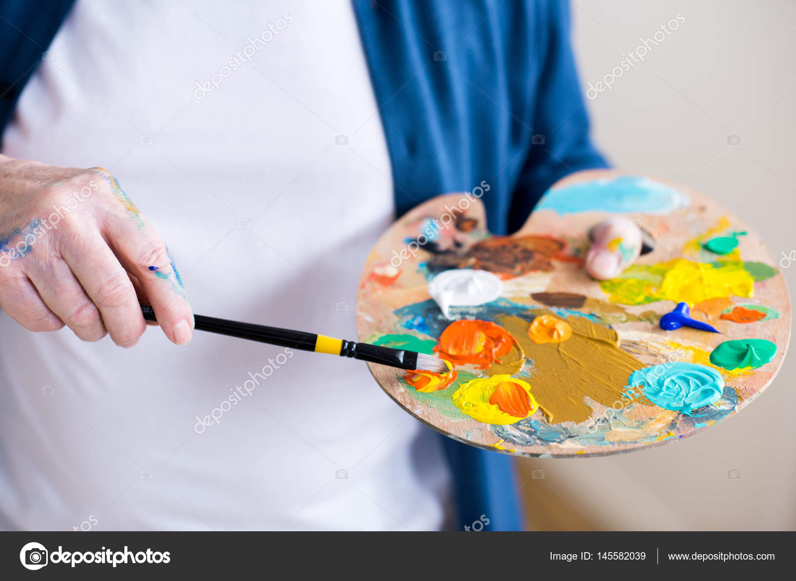 Man with paint brush and pallet — Stock Photo © ArturVerkhovetskiy ...