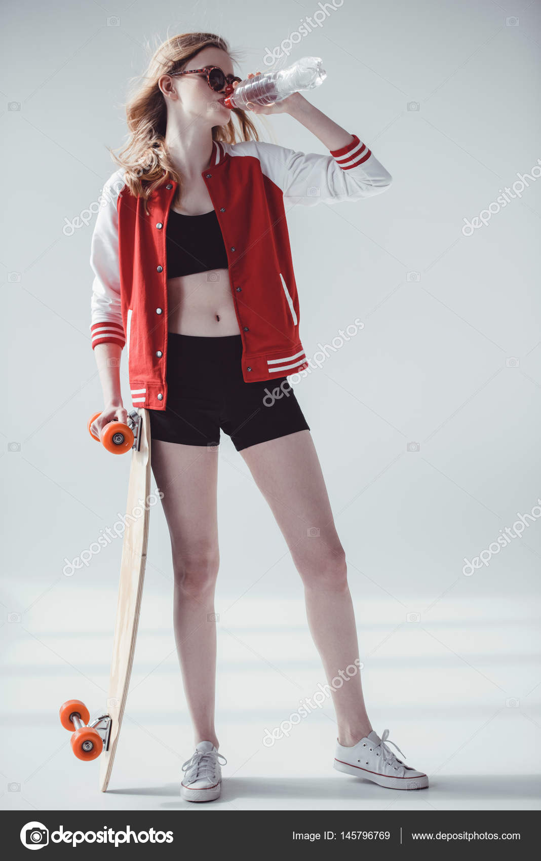 Skateboarder drinking water — Stock Photo © ArturVerkhovetskiy #145796769