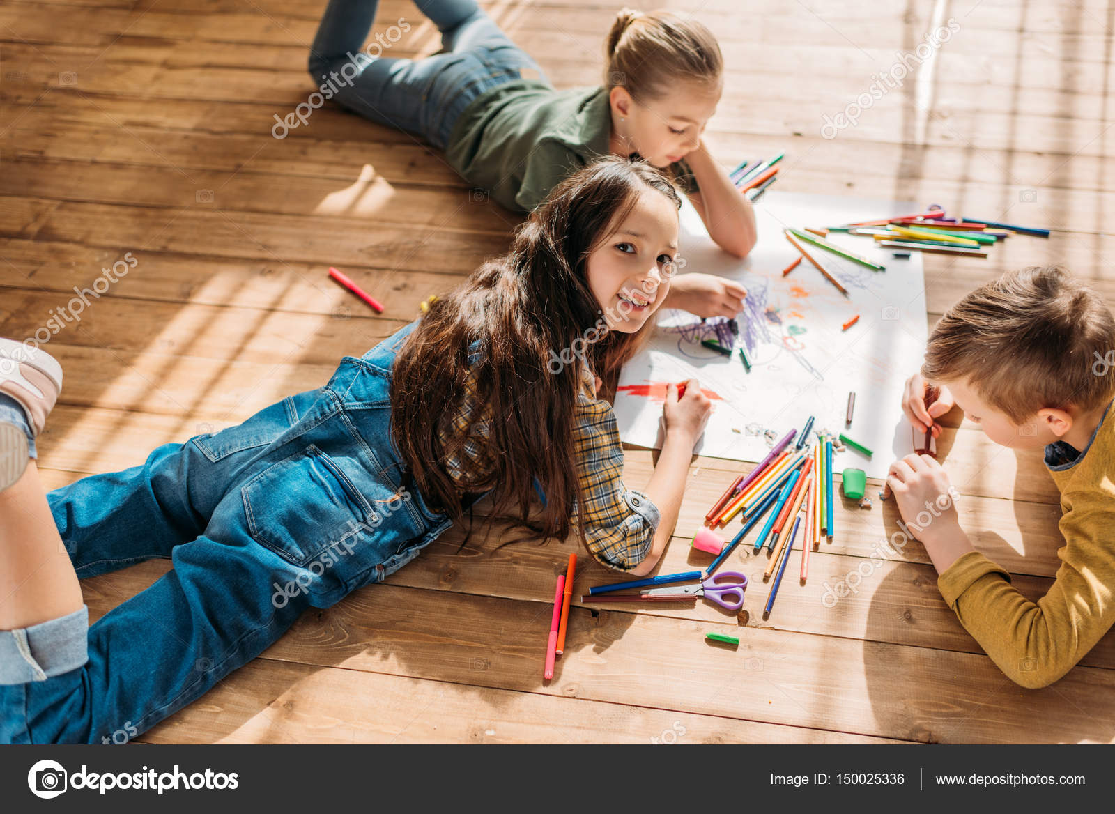 Cute kids drawing — Stock Photo © ArturVerkhovetskiy #150025336
