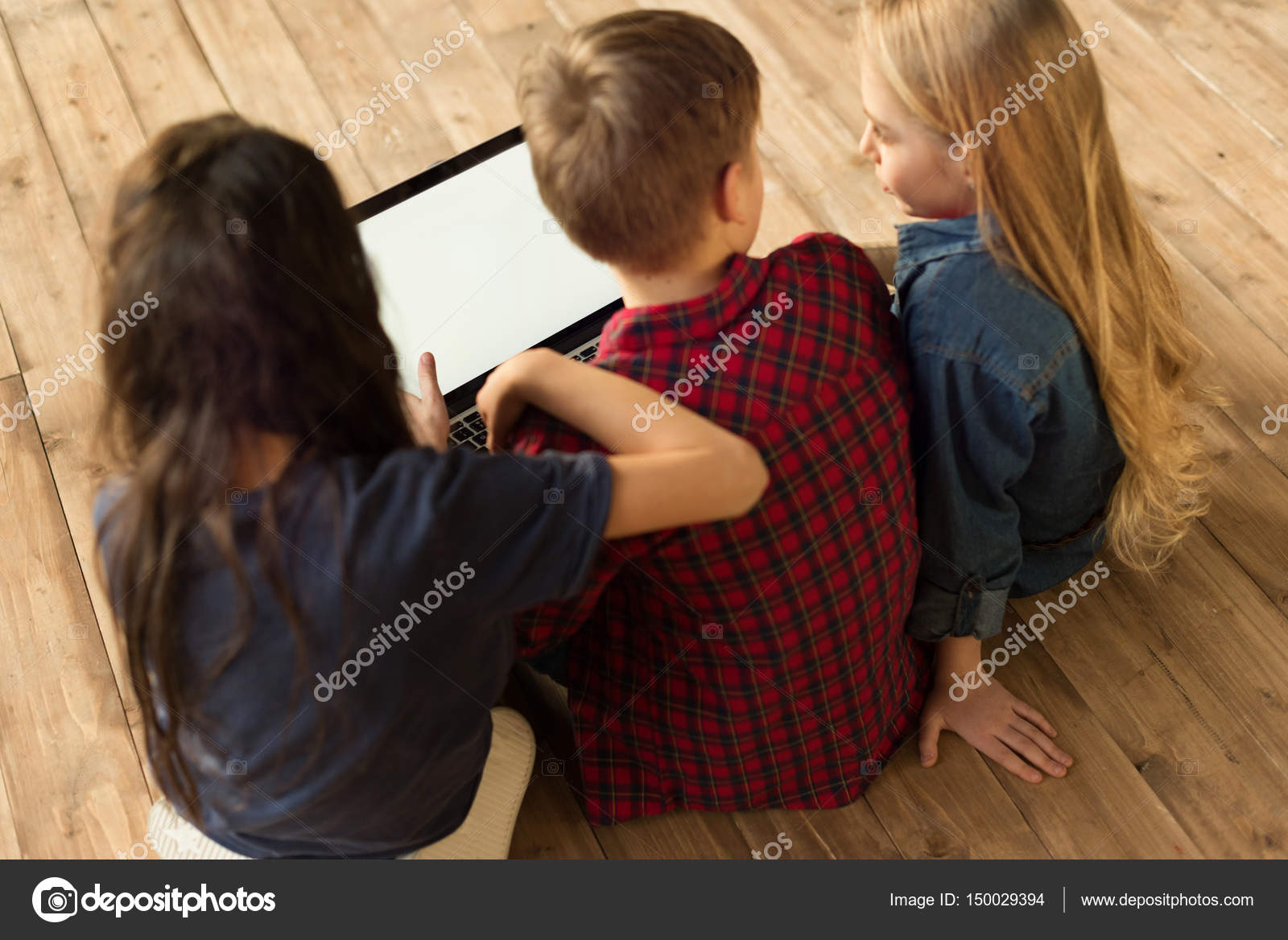 Children using digital laptop — Stock Photo © ArturVerkhovetskiy #150029394