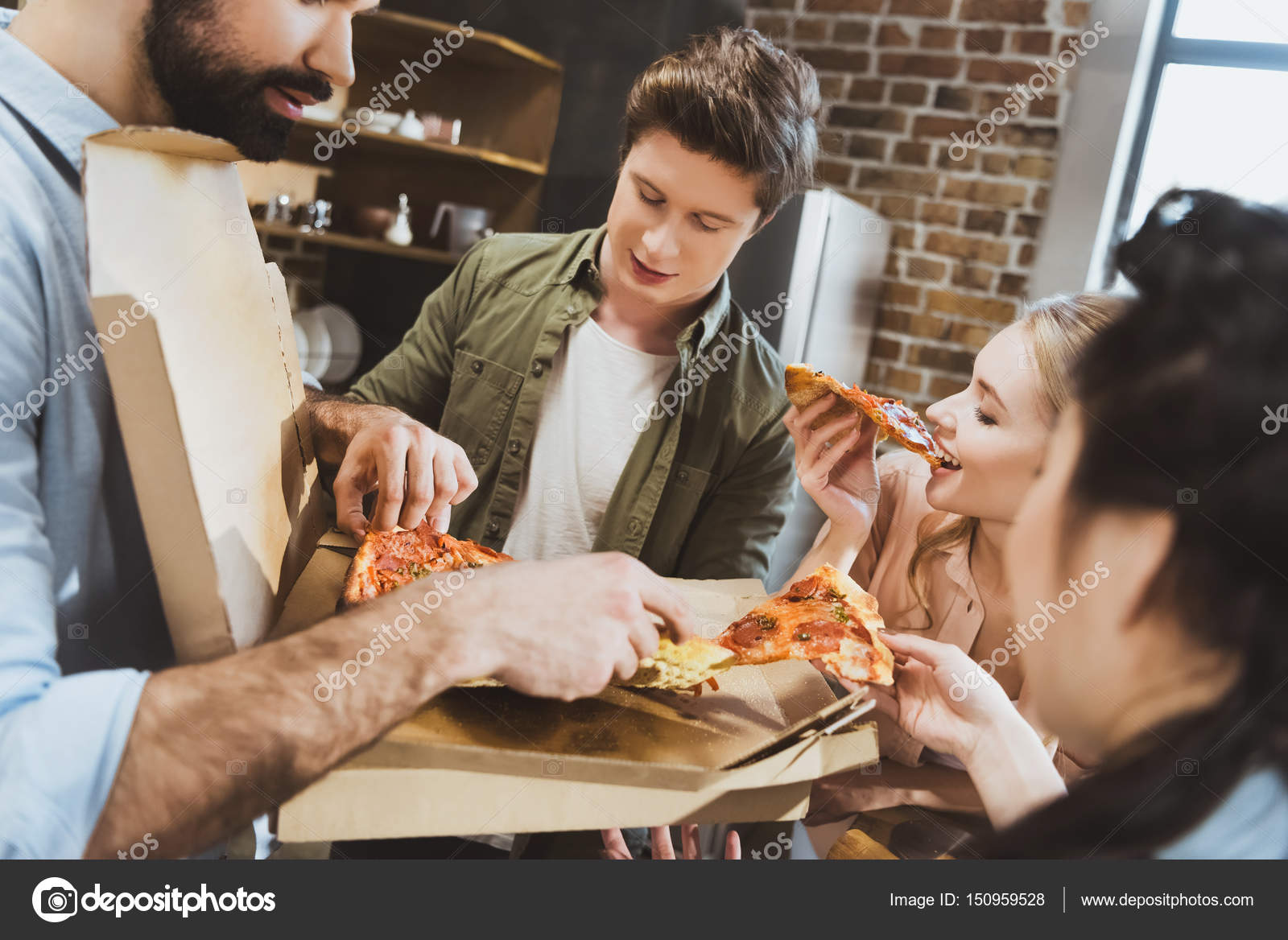 Young people eating pizza — Stock Photo © ArturVerkhovetskiy #150959528