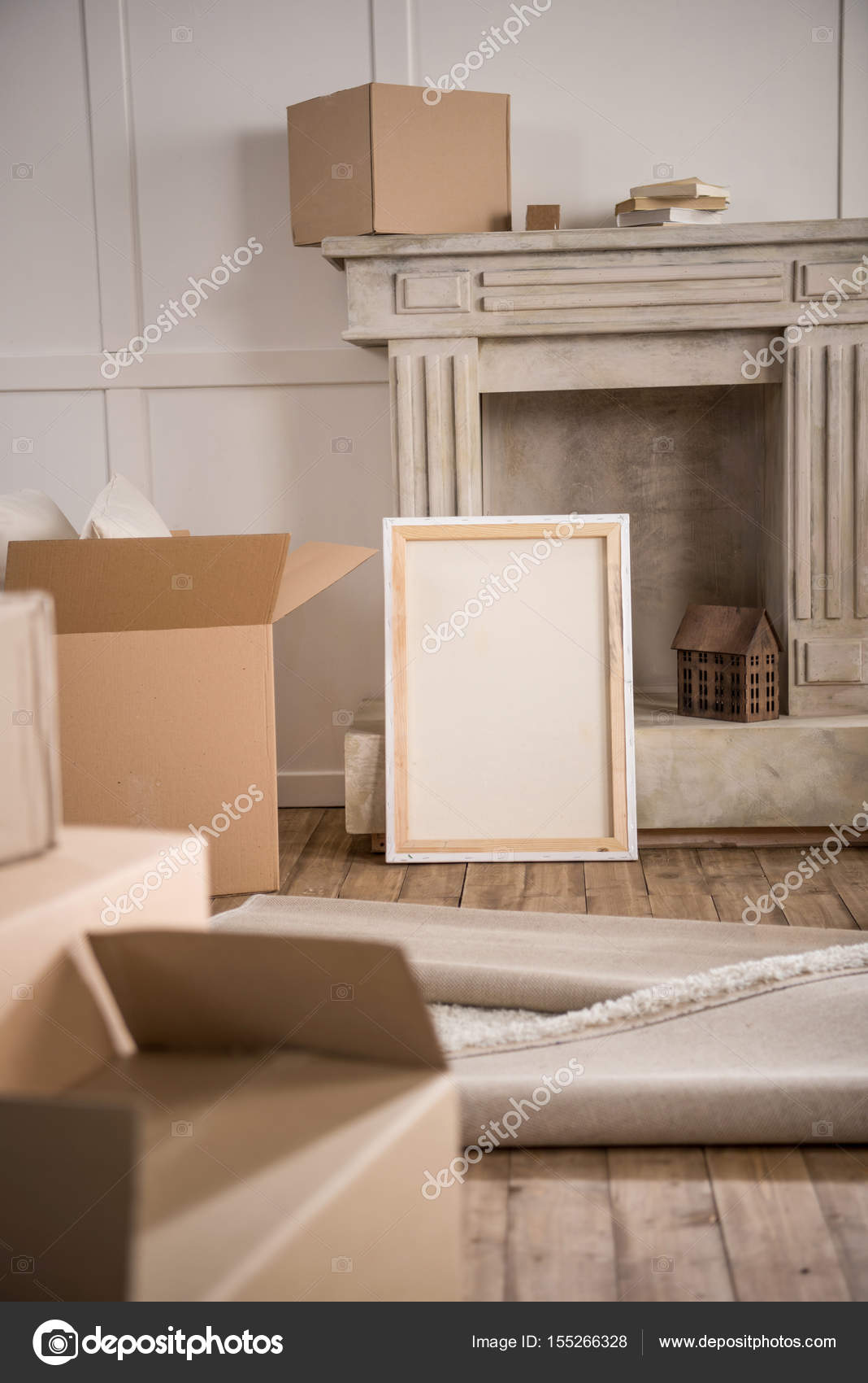 Cardboard boxes in empty room — Stock Photo © ArturVerkhovetskiy #155266328
