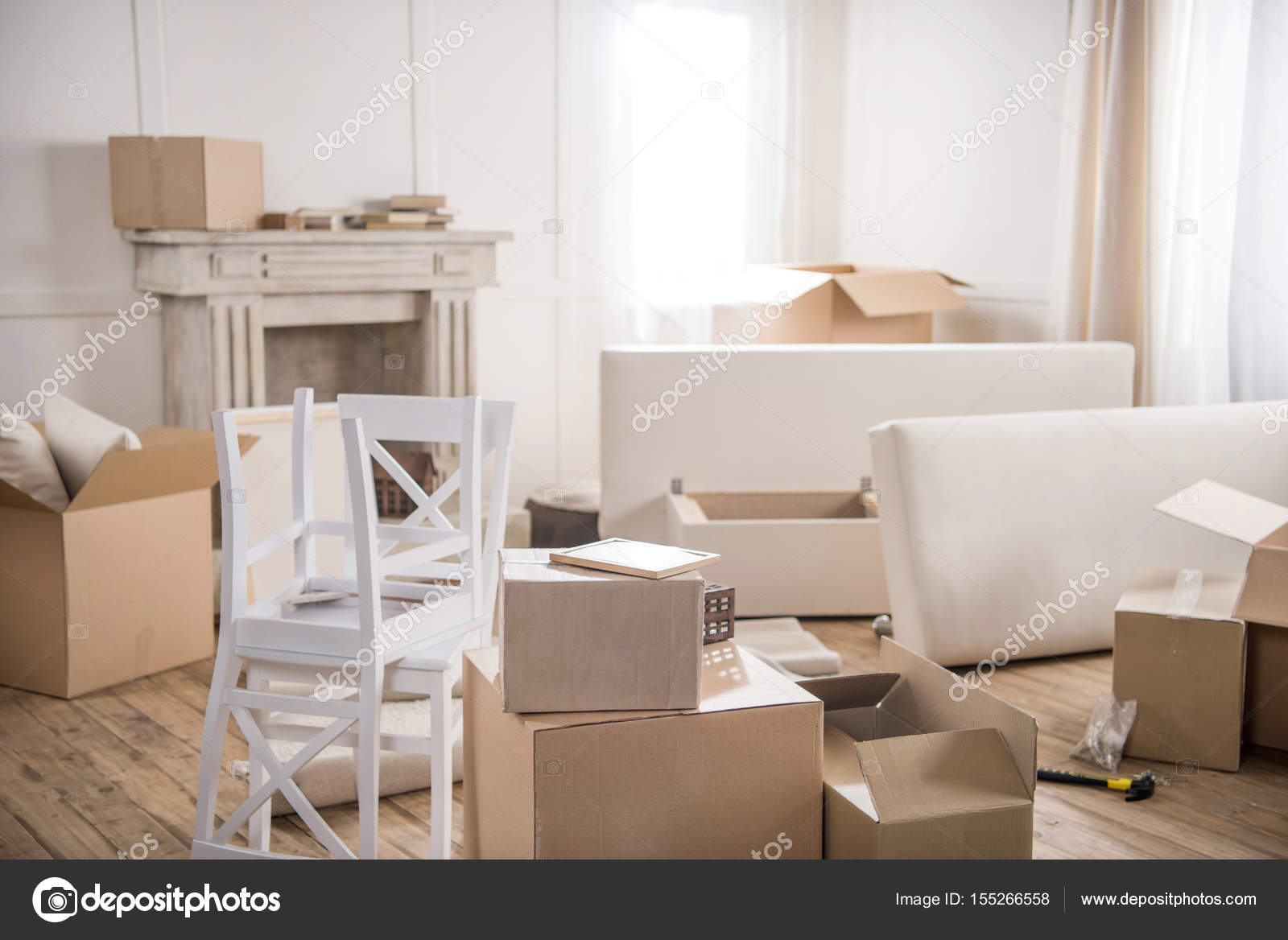 Cardboard boxes in empty room — Stock Photo © ArturVerkhovetskiy #155266558