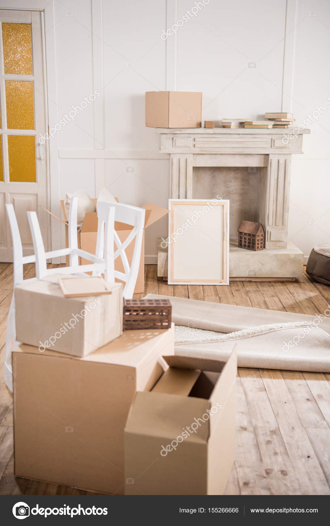Cardboard boxes in empty room — Stock Photo © ArturVerkhovetskiy #155266666